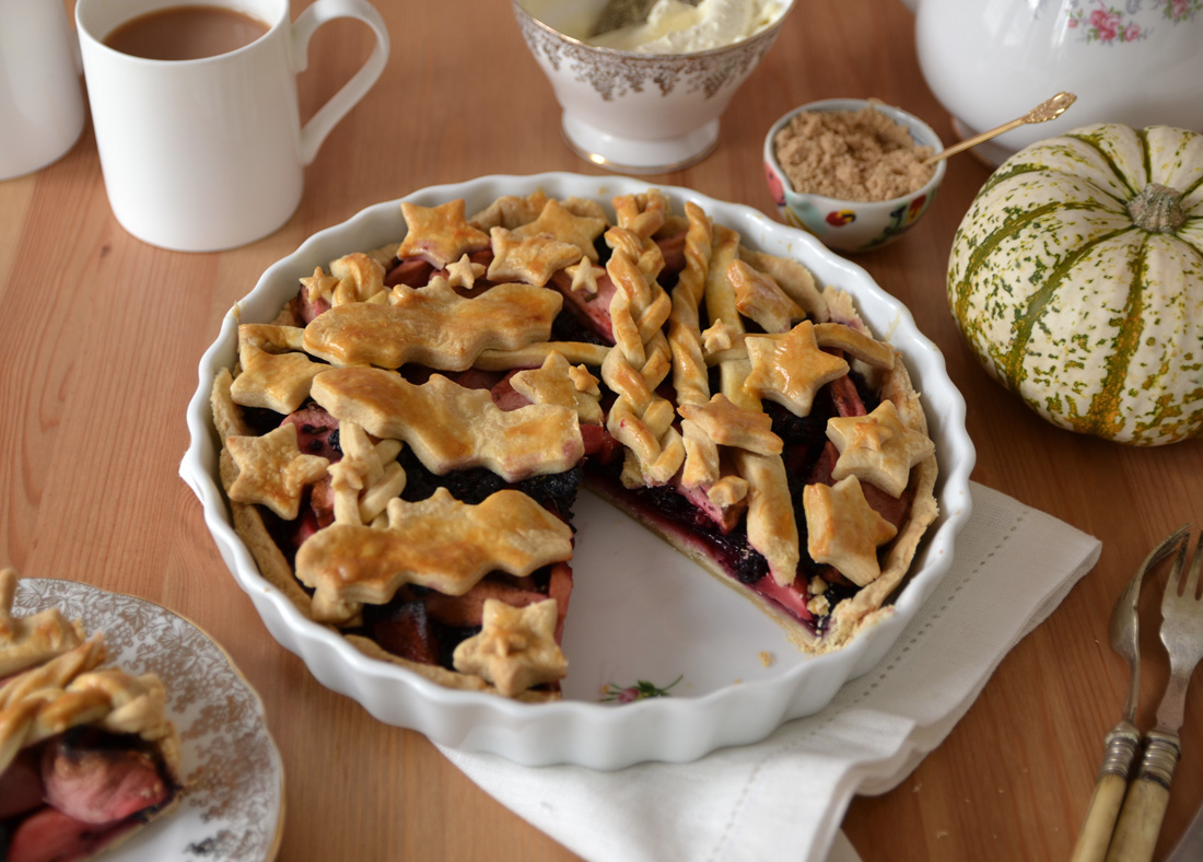 Apple and Bramble Pie • Hollie Berries